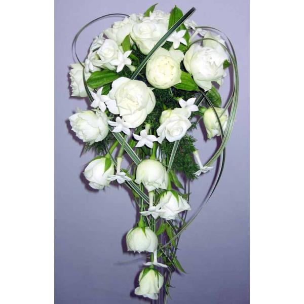 花嫁の一番美しいその時を華やかに彩ります！！花を　流れるように作る形から　キャスケードブ−ケと称しますバラをメインにお作りしますがユリやその他の花材のご希望ある場合は　ぜひお電話をお願いします（こちらからはおかけしません）　お話をお聞きし　...