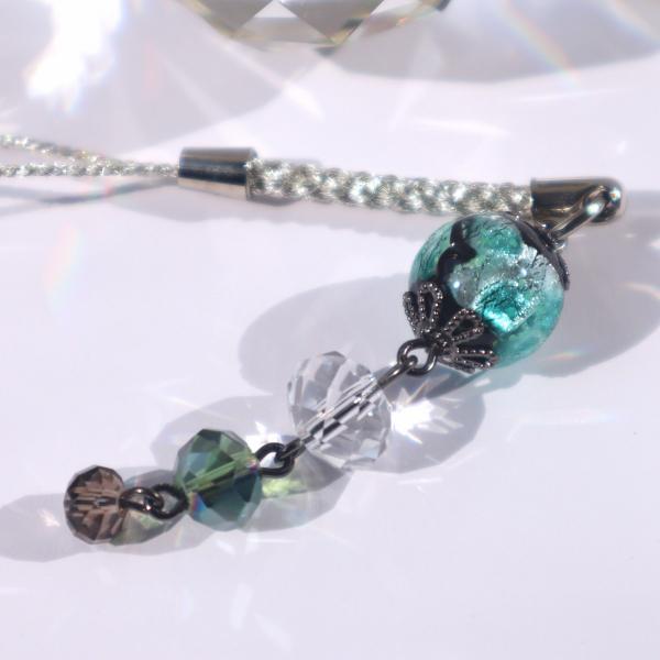 ■ガラス職人が目利きしたほたる玉■とんぼ玉作家の廣瀬喬が那覇まで出向き、特に美しい物を選びました。ほたる玉はとんぼ玉の一種で、作り方はベネチアンガラスビーズと同じです。夕刻にうっすら光る蓄光タイプ。誰が気づいてくれるか、ロマンチックですね。...