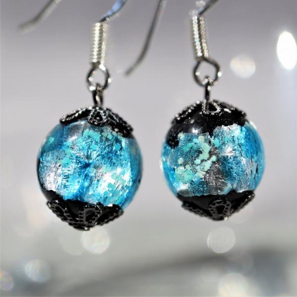 ・高級ほたる玉ピアスふた粒のほたる玉が、凛と煌めくピアス。大人の女性の耳元に、上品な光を添えるガラスジュエリーです。フックにはシルバー925を選びました。14KGFフックよりやや大きめですので、耳たぶの形やホールの位置をご考慮の上お選び下さ...