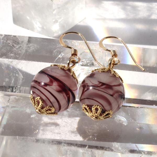 ※国産とんぼ玉ピアスとんぼ玉そのものの艶と存在感を際立たせたピアス。大人の女性の耳元に、上品な色を添えるガラスジュエリーです。13mmの程よい存在感のとんぼ玉が、耳元を品よく彩ります。落ち着いた伝統的な色と、金色の輝きが、凛とした印象。ピア...