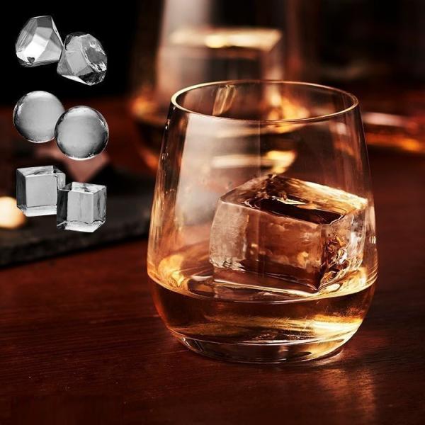 おうちじかんをワンランク上げる大人の製氷機。いつもの晩酌が一味変わる、お店みたいな透明氷がご自宅で簡単に作ることができます。秘密は3層構造の断熱層！急激な温度の変化を防ぎじっくり冷やすことにより硬くキレイな透明氷ができあがります。同時に2個...