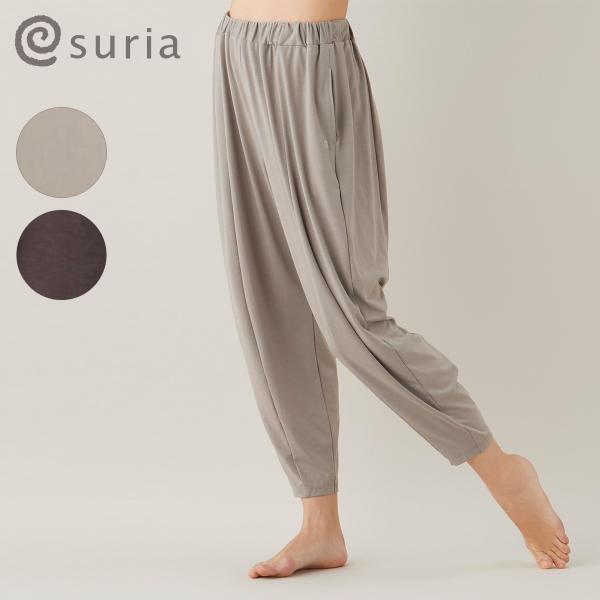 【発売日：2025年10月23日】艶やか素材で、リラックス感と上品さを両立美シルエットのリラックスパンツシワになりにくい、ゆったりシルエットパンツ。ウエストがぐるりゴムのリラックスできるゆったりシルエットパンツです。膝部分はゆったり、裾にか...