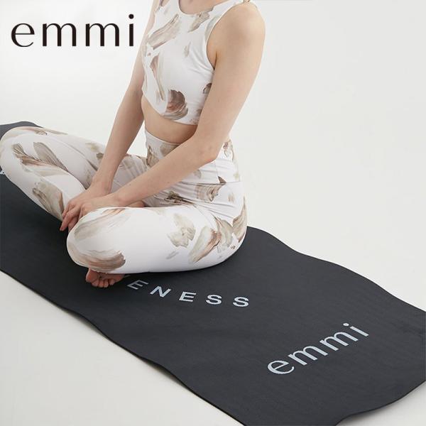 気分に合わせて使い分けできるemmiのリバーシブルヨガマット軽くて持ち運びに便利で大人気のemmiヨガマットにNewカラーが登場。ダークなネイビーカラーで持ち運び時のスタイリングにも女性らしく馴染みます。従来のemmiヨガマットよりも長さを...
