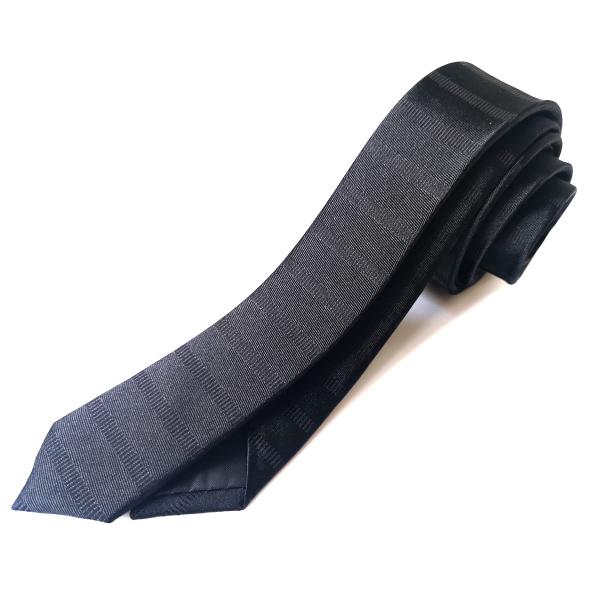 シルク100％のナロータイブラックにストライプ柄コスプレ等に全長：約153cm幅：約4cm※お使いのパソコンなど閲覧デバイス・環境により質感・色味に誤差が生じる場合がございます。