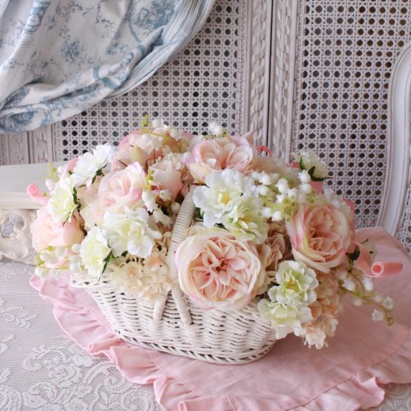 [商品説明]クオリティーの高いアーティフィシャルフラワー（造花）のアレンジメント店長が心を込めて１点ごとにアレンジをお作りしていますご自宅のインテリアやギフトにもお勧めですこちらは持ち手付のホワイトバスケットに可憐なスズランとイングリッシュ...