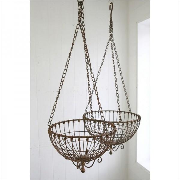 [商品説明]【メーカー在庫品の為ご注文時に完売の際は次回入荷時期のご案内となります。お急ぎの際はお問い合わせください】ハンギングタイプのフラワーバスケットサイズ違いの２点セットですサビ色加工が施され、永年使いこまれたアンティークのような風合...