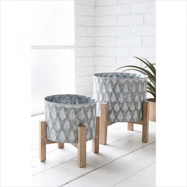 [商品説明]【メーカー在庫品の為ご注文時に完売の際は次回入荷時期のご案内となります。お急ぎの際はお問い合わせください】ウッドのスタンドが付いたブリキの鉢カバーダイヤ模様のおうとつのあるデザインにブリキ特有のナチュラルで味のある色合いがとても...