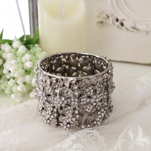 [商品説明]お花モチーフに無数のラインストーンを施したジュエリーのように美しいキャンドルスタンド華やかでエレガントな雰囲気はシルバーのノーブルな色合いと素敵にマッチしています３サイズ展開でこちらは台座なしのロウタイプとなりますキャンドルはテ...