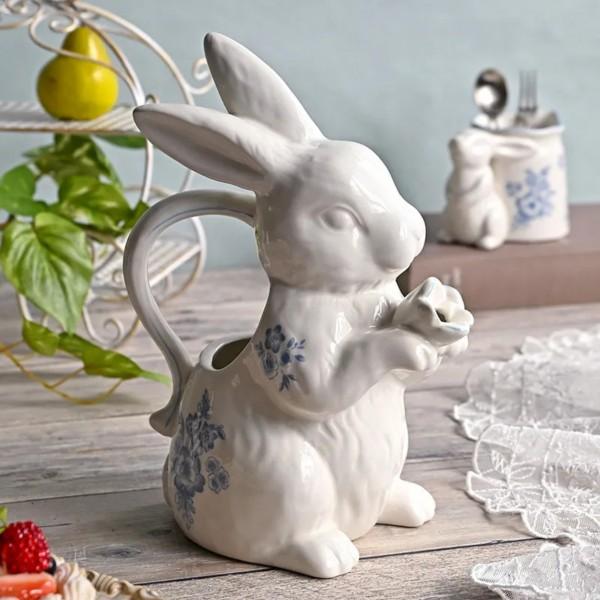 [商品説明]おしゃれなうさぎのハンドル付きの陶器製ピッチャーかわいいうさぎが持つお花が注ぎ口になっています背中に描かれたブルーの花柄が上品で、花瓶として使っても素敵です同シリーズがございますので、一緒に飾ると一層かわいくなりおすすめです※ブ...