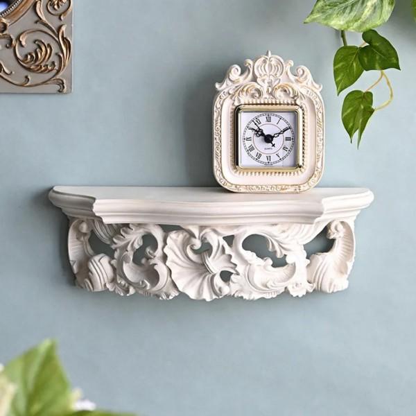 [商品説明]クラシカルな木彫風の壁掛けディスプレイシェルフシャビーシックなホワイトカラーで壁面を華やかにしてくれます優美なアラベスクの立体的なレリーフが高級感のある印象で、コンパクトでも存在感があります小さなオブジェやフレームなどを飾って楽...