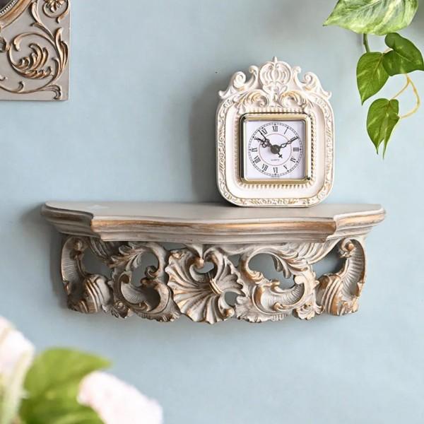 [商品説明]クラシカルな木彫風の壁掛けディスプレイシェルフシャビーシックなグレーにゴールドを彩色した上品でおしゃれなデザインです優美なアラベスクの立体的なレリーフが高級感のある印象で、コンパクトでも存在感があります小さなオブジェやフレームな...