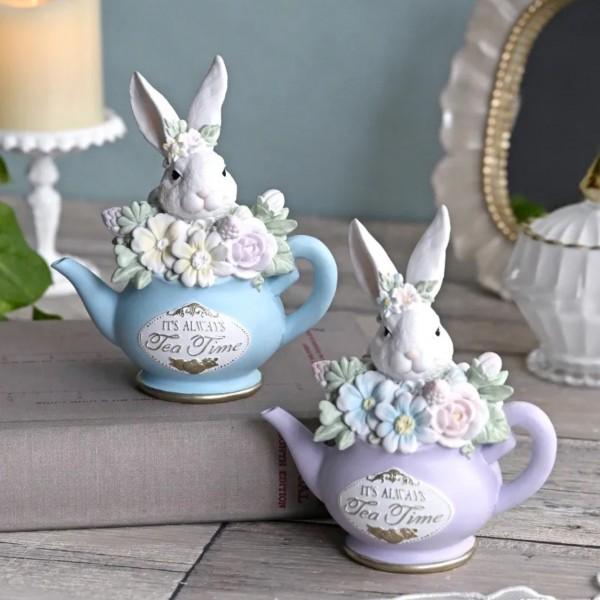 [商品説明]可愛いラビットがティーポットに入ったおしゃれなオブジェカラーが異なるブルーとパープルの２色ですたくさんのお花の飾りと明るいパステルカラーが華やかで、コンパクトでも存在感があります花弁やうさぎの毛並みまで丁寧に再現された高級感のあ...