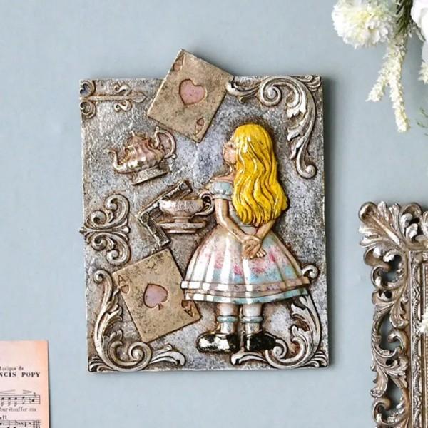 [商品説明]不思議の国のアリスを半立体的に描いたおしゃれな壁掛けレリーフ物語の中で印象的なトランプやティーポットも描かれた遊び心のあるウォールデコレーションですアンティーク調の重厚感のあるデザインで、クラシカルなインテリアのアクセントになり...