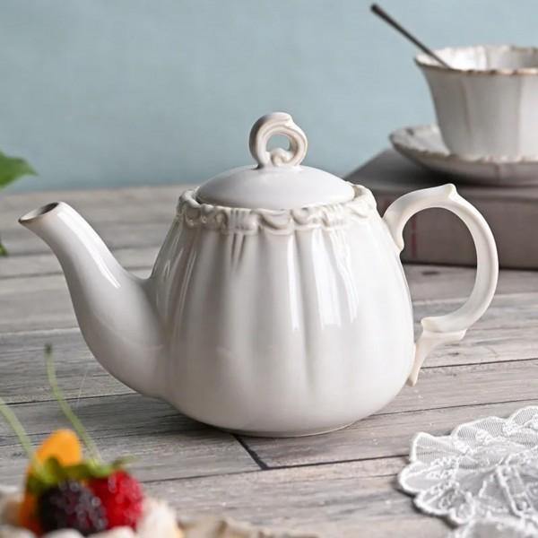 [商品説明]プリーツを付けた可愛らしいフォルムと縁取りがおしゃれなノブレスシリーズのティーポットフレンチシックなオフホワイトカラーで、コロンと丸みを帯びたデザインがシンプルながら洗練された雰囲気です優しい色合いが和食器とも相性が良く、日常使...