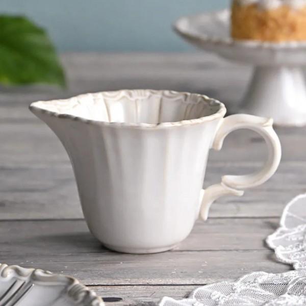 [商品説明]プリーツを付けた可愛らしいフォルムと縁取りがおしゃれなノブレスシリーズのミルクピッチャーフレンチシックなオフホワイトカラーで、どんな食器とも合わせやすいデザインですたっぷり容量で電子レンジも使用可なので、温かいミルクはもちろん、...