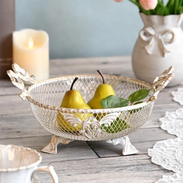 [商品説明]シャビーシックなホワイトカラーのおしゃれなバスケット両サイドにはリボンの持ち手、クラシカルなフォルムのスタンドやレリーフも付いたデザイン性の高いディスプレイ用バスケットですフルーツやお菓子入れに、また造花やグリーンをアレンジした...