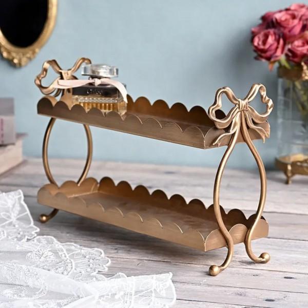 [商品説明]サイドのリボンがおしゃれなアンティーク調のメタル製2段シェルフメイクツールをまとめたり、趣味の小物を飾ったり、スパイスなどを並べたりと、様々なシーンで見せる収納を楽しめるオープンラックです大きなリボンと曲線のデザインがかわいらし...
