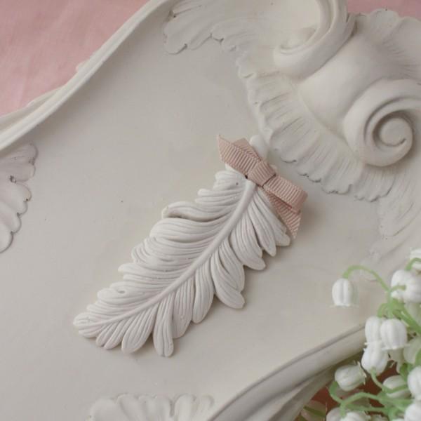 [商品説明]フランスのインテリアブランド Mathilde M.（マチルドエム）フレンチシャビーなインテリアやフレグランス商品が揃いますこちらは可愛い香りのオブジェ センティッドデコ２サイズ展開で、こちらはＳサイズとなります縁起の良い羽根の...