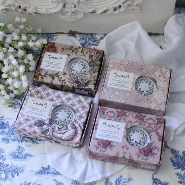 [商品説明]フランスのインテリアブランド Mathilde M.（マチルドエム）フレンチシャビーなインテリアやフレグランス商品が揃いますこちらは車用のカーフレグランスセット専用のケースに香りの染みたアロマストーンをセットして、エアコンの吹き...