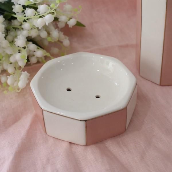 [商品説明]フランスのインテリアブランド Mathilde M.（マチルドエム）フレンチシャビーなインテリアやフレグランス商品が揃いますこちらはマダム・ド・レカミエのシリーズ繊細なゴールドのラインで縁取ったピンク＆ホワイトのエレガントなソー...