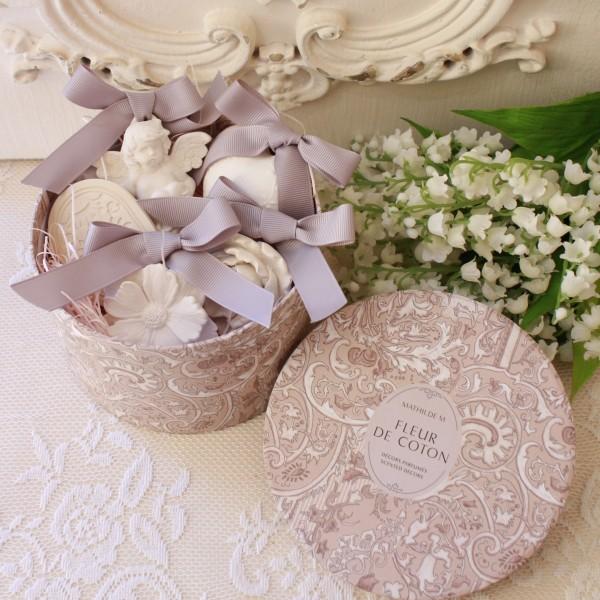 [商品説明]フランスのインテリアブランド Mathilde M.（マチルドエム）フレンチシャビーなインテリアやフレグランス商品が揃いますこちらは可愛い香りのオブジェ センティッドデコ１８世紀にインスパイアされたエレガントなパターン柄の限定ボ...