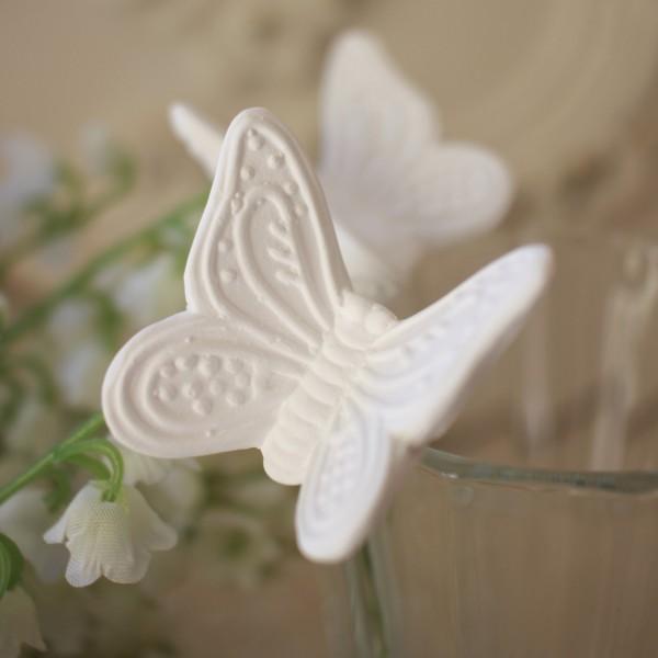 [商品説明]フランスのインテリアブランド Mathilde M.（マチルドエム）フレンチシャビーなインテリアやフレグランス商品が揃いますこちらはエレガントなチョウのグラスマーカー磁器製で仕上げられていて、グラスやコンポートに引っ掛けて飾って...