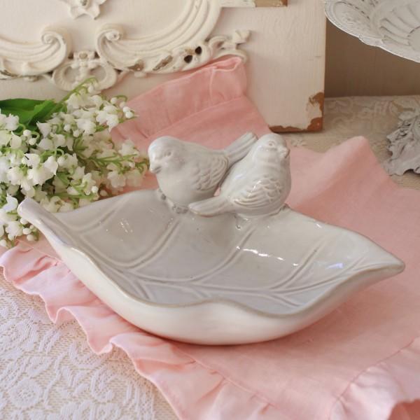 [商品説明]フランスのインテリアブランド Mathilde M.（マチルドエム）フレンチシャビーなインテリアやフレグランス商品が揃いますこちらは２羽の小鳥がとまるリーフ型のトレイナチュラルな雰囲気でインテリアに馴染みやすい色合いです半磁器製...