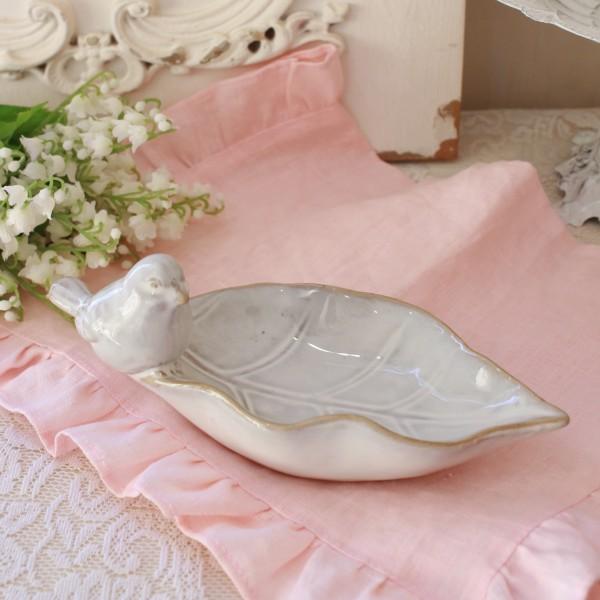 [商品説明]フランスのインテリアブランド Mathilde M.（マチルドエム）フレンチシャビーなインテリアやフレグランス商品が揃いますこちらは小鳥がとまるリーフ型のトレイナチュラルな雰囲気でインテリアに馴染みやすい色合いです半磁器製で高級...