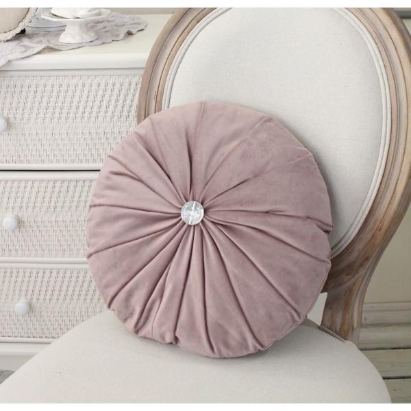[商品説明]フランスのインテリアブランド Mathilde M.（マチルドエム）フレンチシャビーなインテリアやフレグランス商品が揃いますこちらは円形のクッション（中綿付き）パープル系のベロアピンクのお色や中央の飾りが可愛いアクセントに置きや...