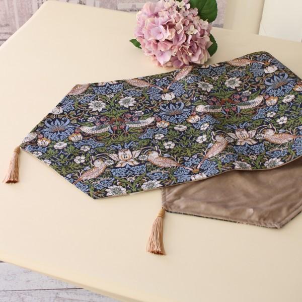 [商品説明]中世フランスの室内装飾にも使用されていたゴブラン織り糸で織られる生地は高級感があり華やかで美しいのが特徴です汚れも目立ち難く、丈夫で長持ちしますよテーブルのアクセントにも素敵なテーブルランナー厚みも程よくあり、花瓶や置物の敷物に...