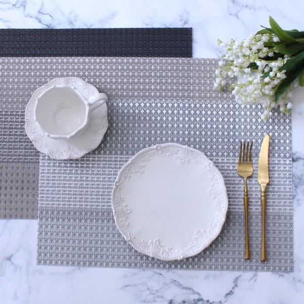 [商品説明]中央のラインに細かなスパンコールが織りこまれキラキラと輝く豪華なランチョンマットベージュ・ブラック・グレーの３色展開です来客用にはもちろん、毎日の食事もお洒落に演出してくれそうですポリ塩化ビニル製となりますので、さっと水洗い頂く...