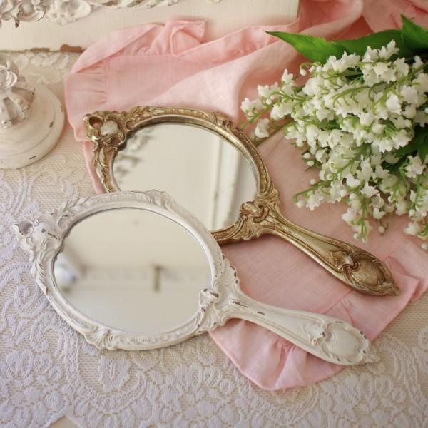 [商品説明]アンティークな雰囲気が漂うハンドミラー落ち着いた輝きが上品なアンティークシルバー、おしゃれでシャビーシックなアンティークホワイトの2色展開ですミラーをのぞき込む時間を、いつもより少し特別に演出してくれるアイテムですドレッサーやデ...