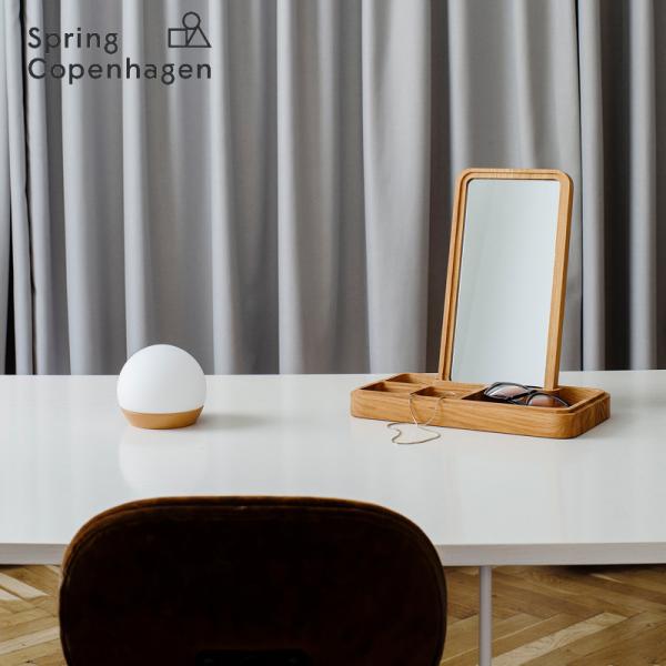 簡単に持ち運びできる卓上鏡。リング、ピアス、ネックレスなど、アクセサリー類も収納できて、鏡を使用しない時は鏡の蓋をすることで収納ボックスとして、鏡部分を隠すことができます。ブランド：スプリングコペンハーゲン Spring Copenhage...