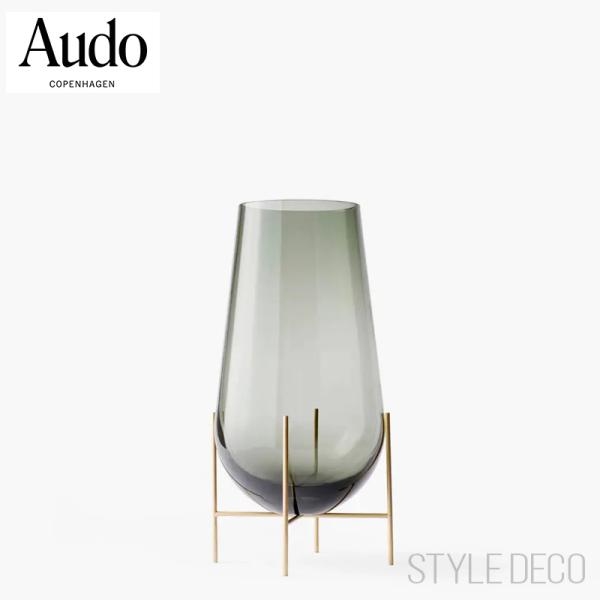 現代アートのように空間を彩るベース試験管からインスピレーションを得た、底が丸い大きいガラス部分と、ブラスでできた柱のような4本脚を組み合わせたモダンなイシャスベース。家具やアートにも負けない存在感と空間を飾るユニークなデザインは、その場にイ...