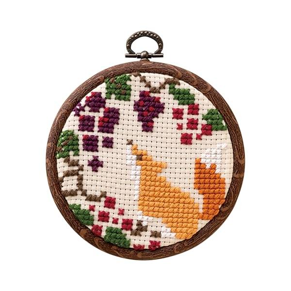 秋の実りを眺めるきつね秋の実りを眺めるきつね/直径 約10.5cm/7610・Style:秋の実りを眺めるきつね・出来上がりサイズ：額内径 直径 約10.5cm・用意するもの：縫い糸・縫い針・はさみ・キット内容：刺しゅう糸・クロス針・カラー...