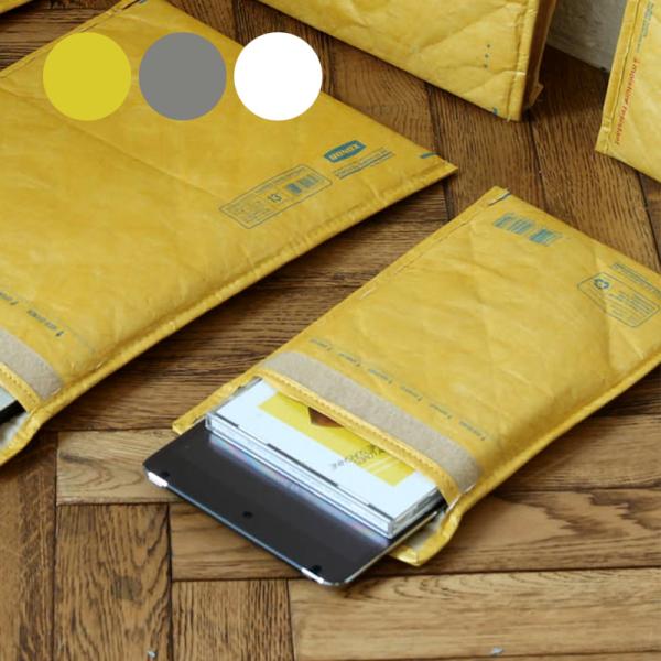 【追跡可能メール便で送料無料】海外の郵便物でよく見かける、クッション性のある封筒の雰囲気をそのまま残したタブレット・ラップトップバッグ。表面は建材や宇宙服などにも使われているHDPE(高密度ポリエチレン)という素材を使用しており、軽さ・強度...