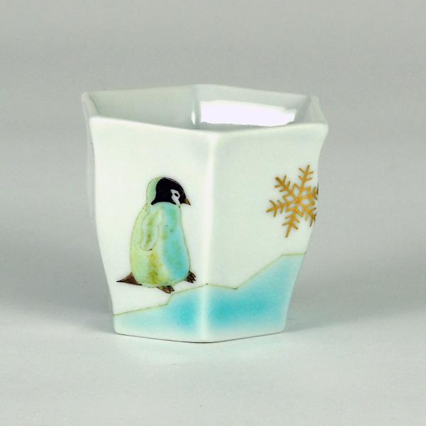 商品名：ぐい呑 ペンギン九谷焼：伝統工芸品作家・窯元：山岸青矢作寸法：額：径7.5cm 高5.6cm箱：桐箱紐通しこちらの商品は、経済産業大臣認定工芸品、石川県・金沢を代表する【 九谷焼 】になります。【大正8年創業】の【信頼できる産地メー...