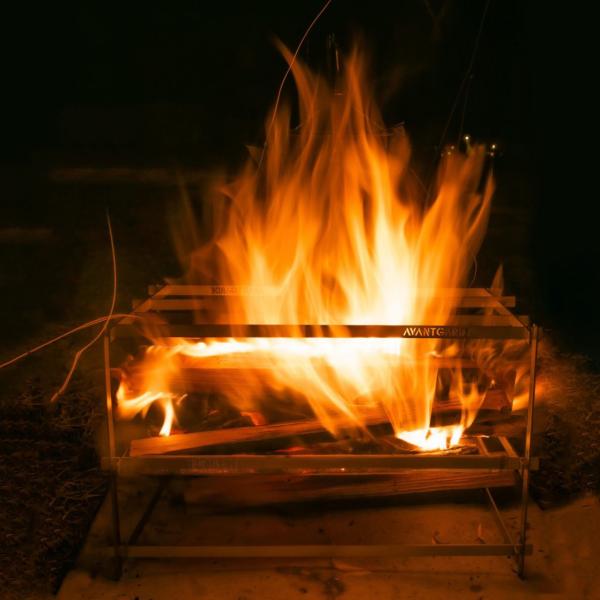 初心者から中堅キャンパー、ソロキャンプからファミリーキャンプまで。「AVANT GARDE flat bar mesh bonfire stand」はスタイリッシュかつ実用的なデザインで焚き火の魅力を最大限に引き出す新感覚の焚き火台です。１...