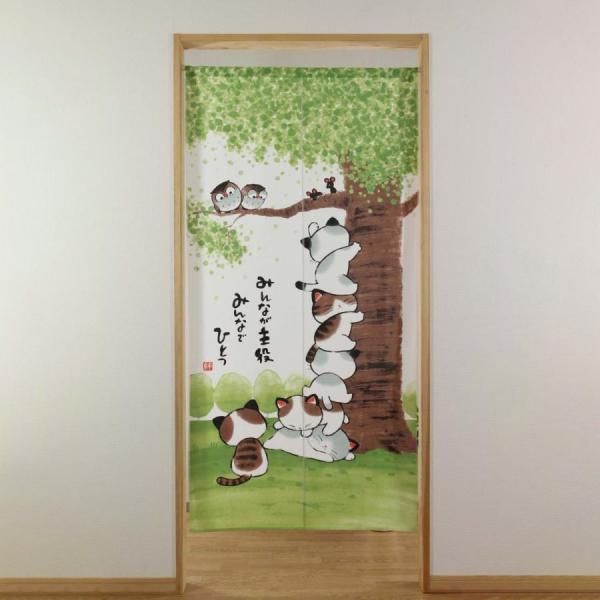 ぷっくりした猫ちゃんがほほえましい一枚。福を招くといわれるフクロウも描かれています♪癒されるグリーンがメインの色合いは、くつろぎの空間を作ります。170cm丈で目線で足元まで隠れるロングサイズです。 真ん中のカットラインでカットして頂けます...