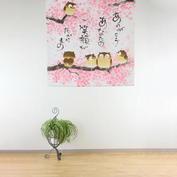 あたたかな春の陽だまりを感じる一枚。フクロウは「不苦労」「福朗」などとして、縁起が良いとされています。商売繁盛としてお店などの利用も多いです。■サイズ：幅約85cm×丈約90cm■材　質：ポリエステル100%■日本製■商品説明少し厚地の地紋...