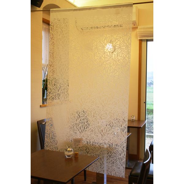 【サイズ】幅95cm×丈176cm【材質】ポリエステル100%【商品説明】ポールを通せば間仕切りやのれんに、付属のカーテンフックを使えばカーテンレールにも取り付けができます。【備考】突っ張り棒もご利用できます。当店でも販売しております。【ご...