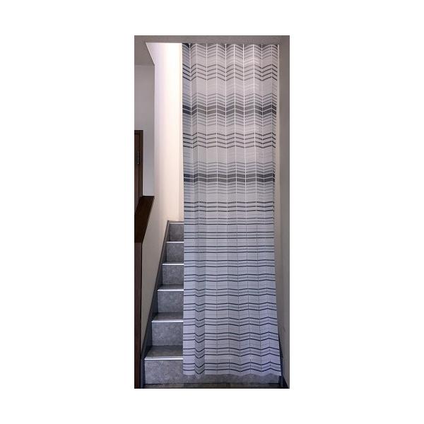 ■サイズ：幅約105cm×丈約250cm■素　材：ポリエステル100%■日本製・ロングサイズ。・アコーディオンタイプで幅の調整ができます。・縦と丈にカットしやすいガイドラインが入っています。・カットしてもほつれません。【備考】突っ張り棒でご...