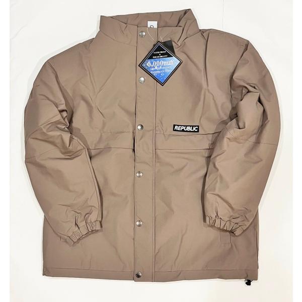 □特徴耐水圧・透湿量5,000mmの中綿入りスイングトップジャケット。90’Sリマスターデザイン。ウエストに配した調整可能なドローコードが寒い日も暖かさを逃しません。背中のベンチレーションが通気性を確保。クラシックなデザインなのでデイリーユ...