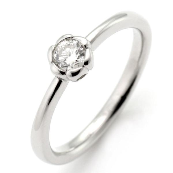 今、きみに気持ちを伝えるために贈りたい僕からの『愛』を 宝石 というかたちにして美しく輝くダイヤモンドに想いをこめてそしてプラチナの花びらにそっと包んで・・・。優しく花びらがダイヤモンドを包み込むフェミニンな プラチナ ダイヤモンド エンゲ...