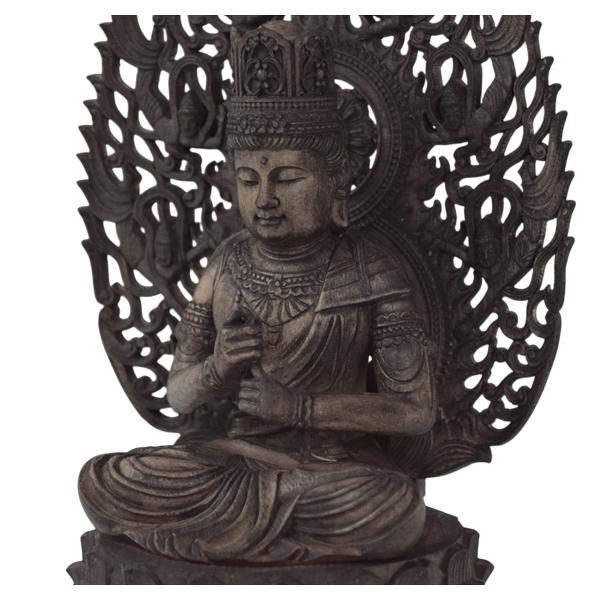 宇宙の真理、宇宙そのものの大日如来。 全ての命は大日如来から生まれたとされています。 人々に現世安穏、所願成就などを与えるとされています。総サイズ:高さ:約28.5cm 下辺の横:約12cm 下辺の厚み 約12cm 彫り:手彫り&amp;機...