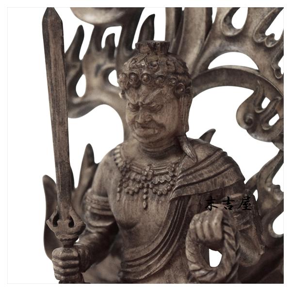 五大明王の中心人物と言われる不動明王。 悪を絶ち、仏道に導くとされてることから主に戦闘のみと思われがちですが役目はそれだけではなく人の迷いや煩悩を断ち切り導いてくれる慈悲深い一面も併せ持つのも魅力の不動明王。全てを含めた総サイズ:高さ:約2...