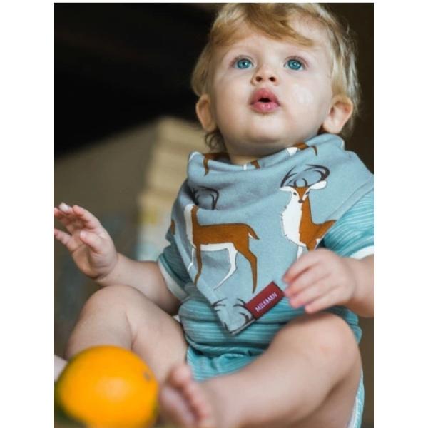 バンダナを巻いたみたいに、とってもクール。サラサラのやわらかい触り心地で、よだれや授乳のときに何度も拭くため敏感になりやすいお口周りにも優しく、ミルクの飲みこぼしやたくさんのよだれもしっかり吸収します。サイズ：w43.5×h25.5cm素材...