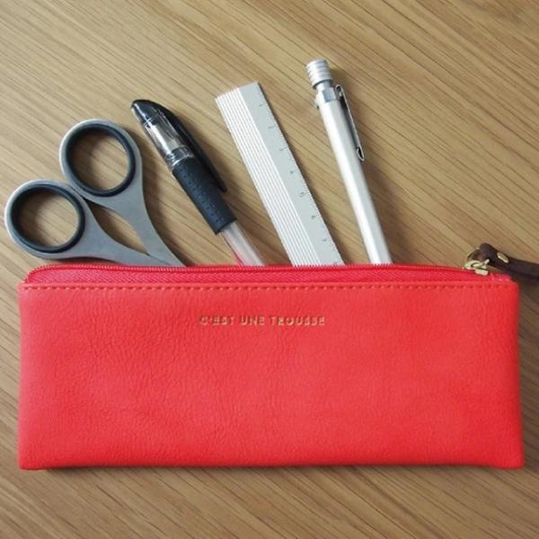 スマートに持ち歩けるフラットタイプのペンケースです。さらっとした触感の柔らかな合皮にさりげなく箔押ししました。シンプルで飽きのこないデザインです。【商品仕様】●本体サイズ：W190×H70×D6（mm）●開口部：ファスナー●主素材：外生地＝...