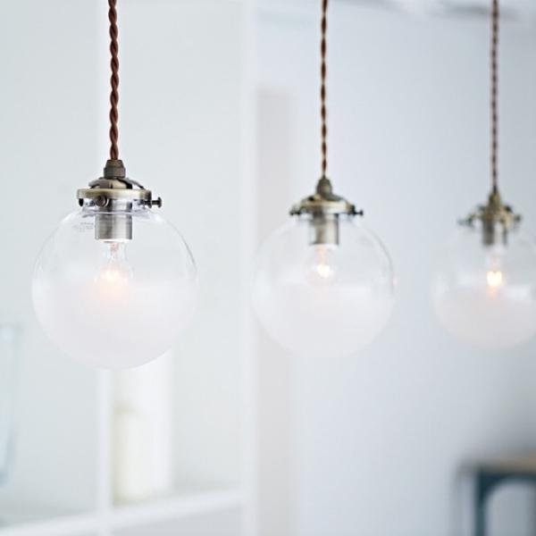 まあるいシャボン玉のようなシンプルフォルムに表情豊かなガラスセードを合わせました。ガラスを通して広がるあかりが幻想的な雰囲気いっぱいのペンダントライトです。惑星や月が浮かんでいるような、そんな不思議な感覚とねじられたコードやソケット部分のア...