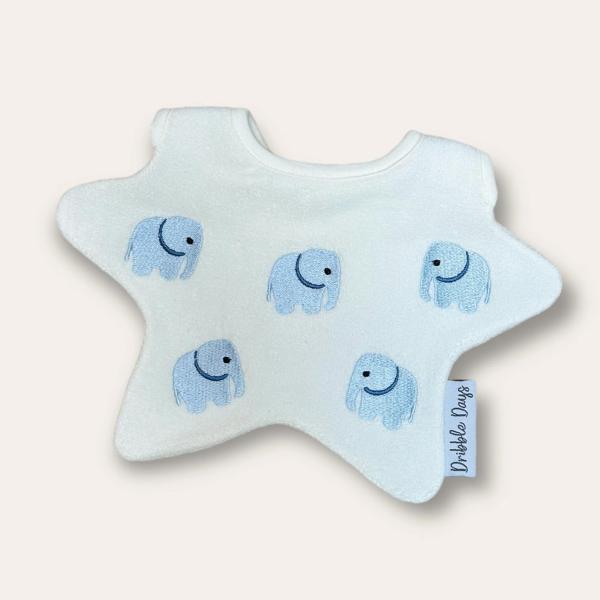 吸収のよい柔らかなタオル地の素材と大き吸収のよい柔らかなタオル地の素材と大きくてインパクトのあるデザインで大人気！！出産祝いのギフトにも最適です。素材コットン　100％インド製同じ商品を実店舗でも販売しておりますので、在庫ありの場合でも、品...